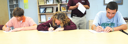 Wiregrass Ranch trio signs